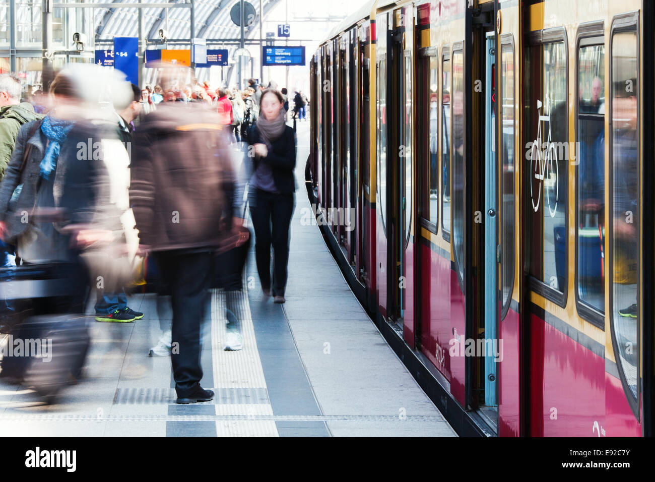 Menschen auf der station -Fotos und -Bildmaterial in hoher Auflösung – Alamy
