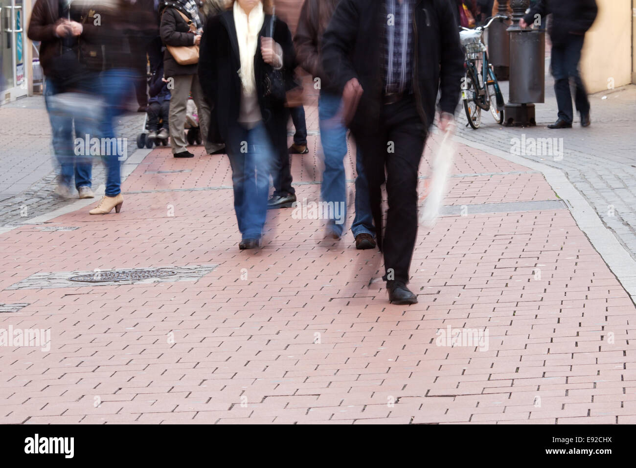 People at pedestrian area -Fotos und -Bildmaterial in hoher Auflösung ...