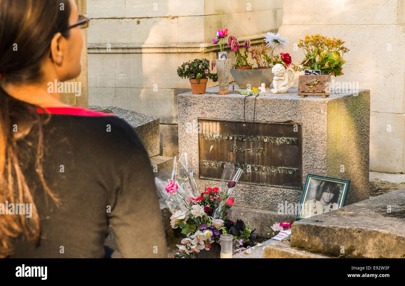 junge Frau am Grab von Jim Morrison, Sänger für die US-amerikanische ...
