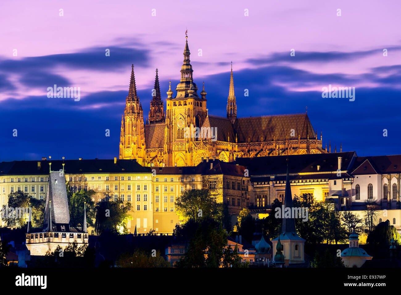 Kathedrale stadtbild -Fotos und -Bildmaterial in hoher Auflösung – Alamy