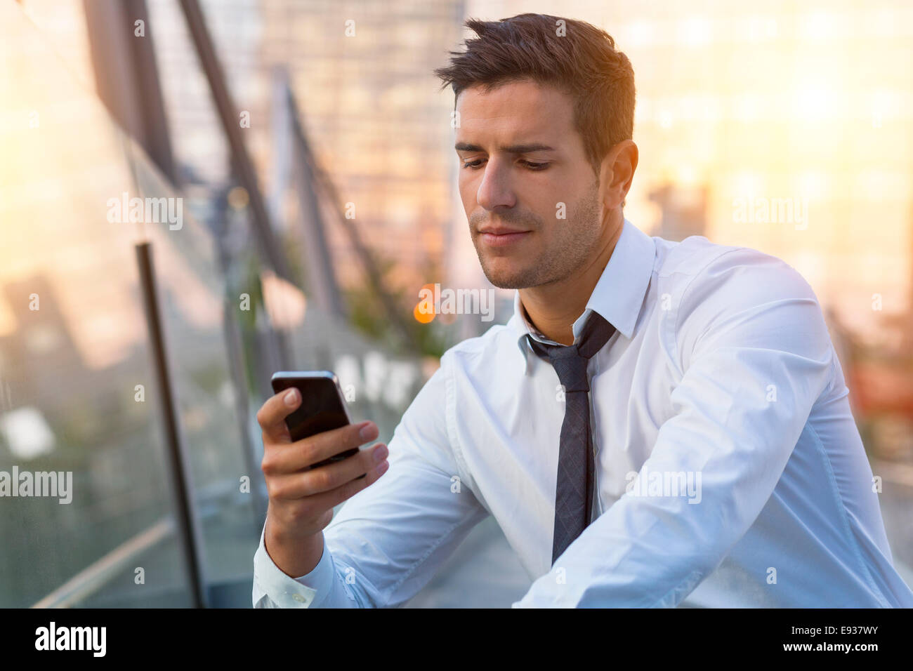 Using cell phone -Fotos und -Bildmaterial in hoher Auflösung – Alamy