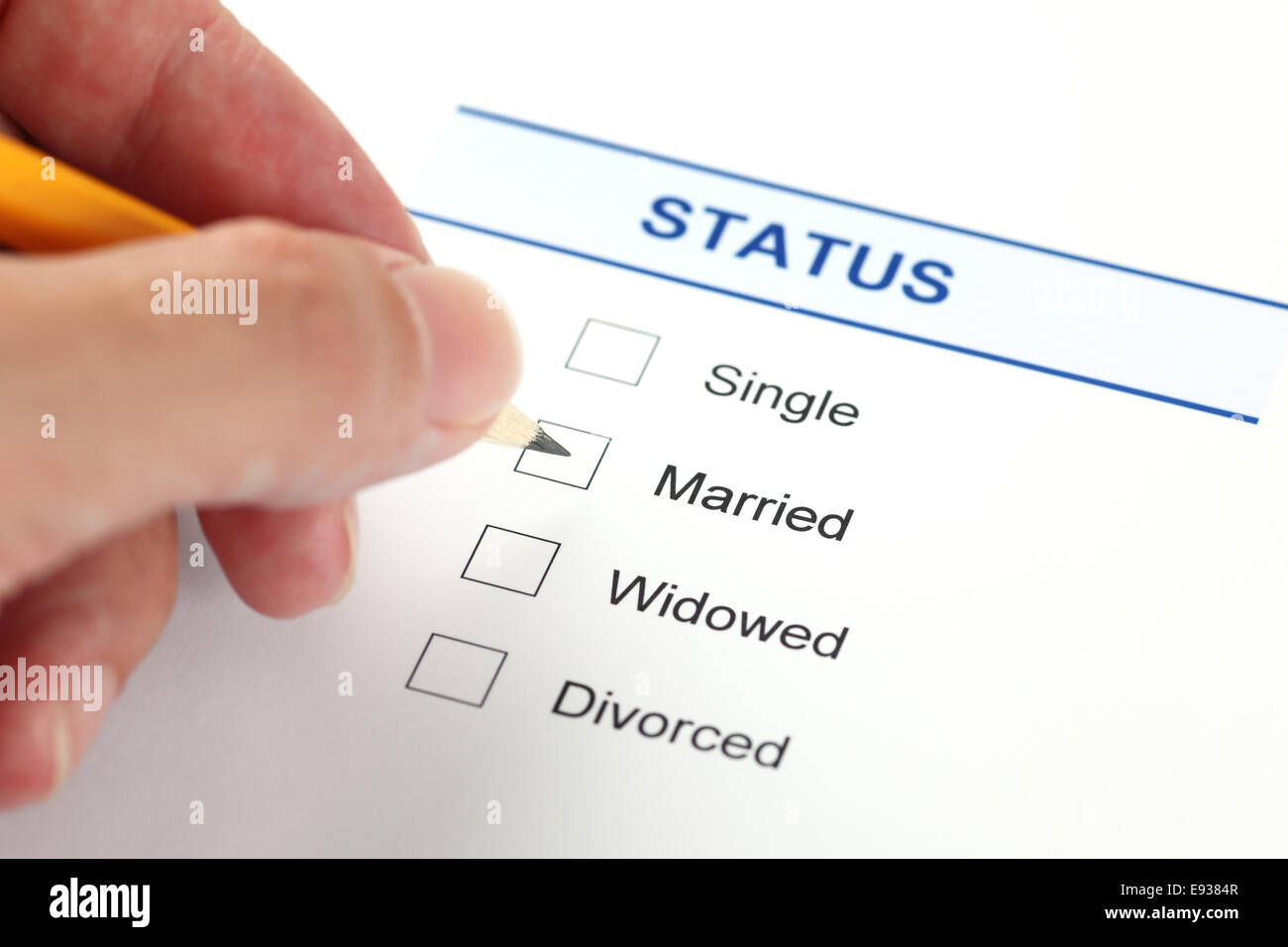 Familienstand-Form mit Checkbox und menschliche Hand mit Bleistift ...