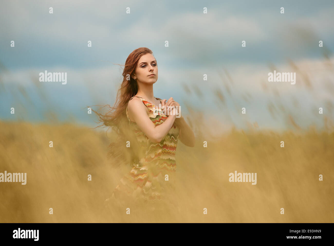 Rotes haar frau heu -Fotos und -Bildmaterial in hoher Auflösung – Alamy