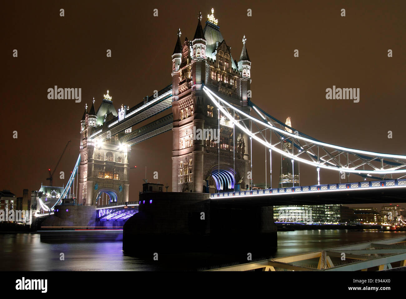 Iconic Symbol Of London Two Towers Bridge Fotos Und Bildmaterial In