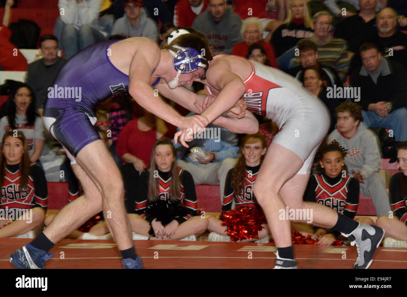 Teen boys wrestling -Fotos und -Bildmaterial in hoher Auflösung – Alamy
