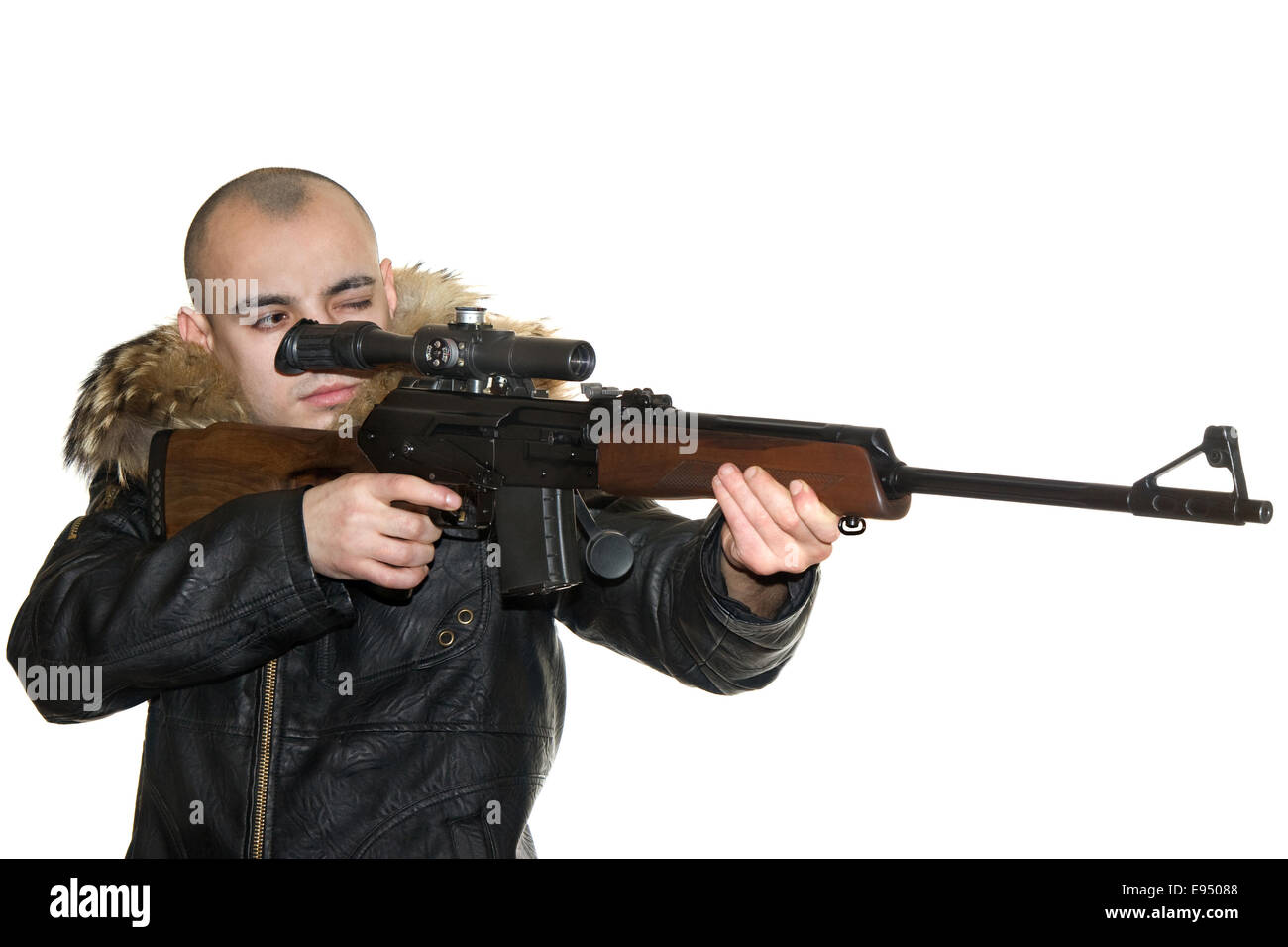 Man with weapon -Fotos und -Bildmaterial in hoher Auflösung – Alamy