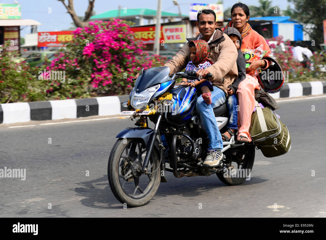 Indian family four on motorcycle -Fotos und -Bildmaterial in hoher Auflösung – Alamy