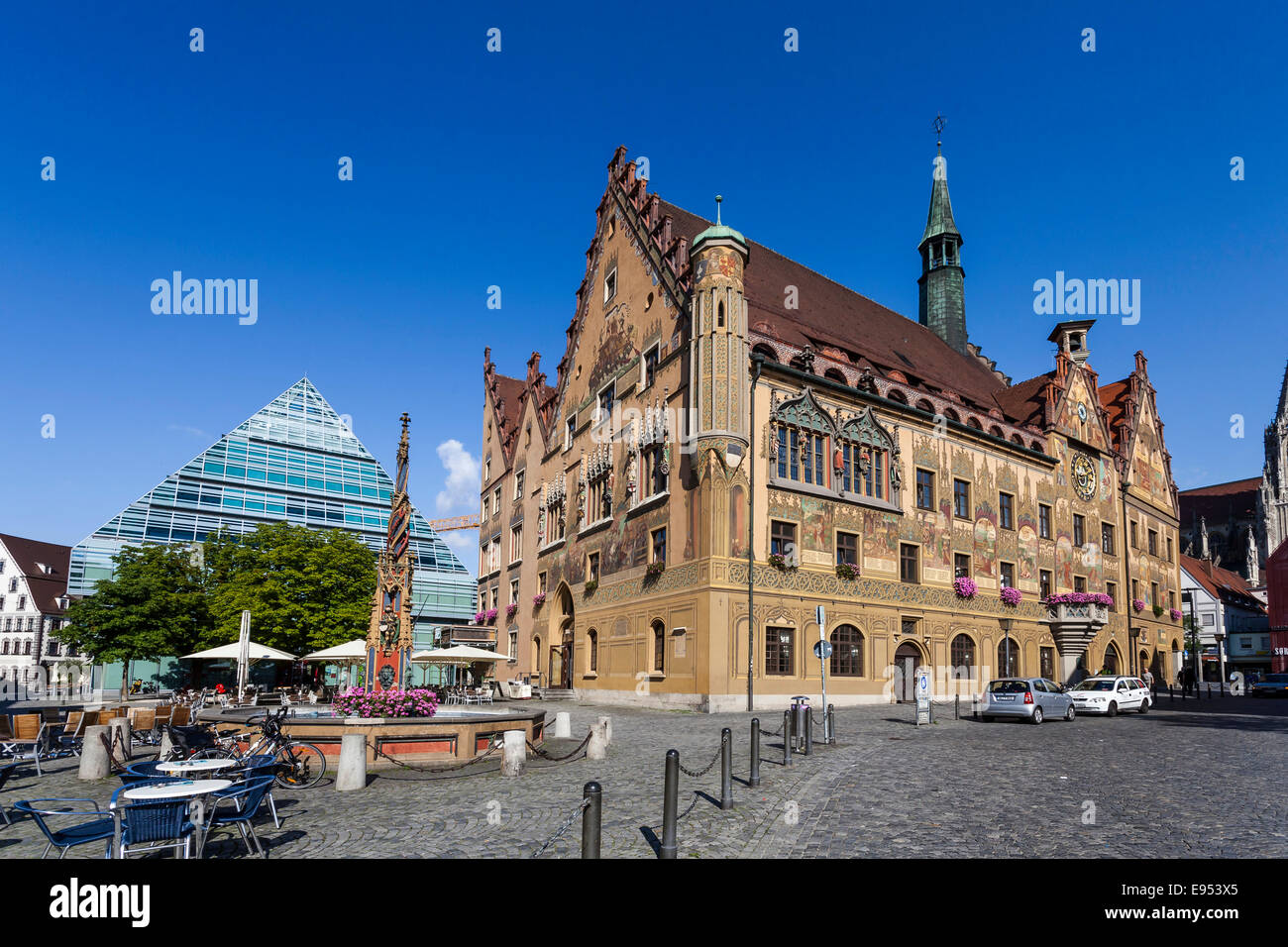 Historische Rathaus mit der astronomischen Uhr und pyramidenförmigen ...
