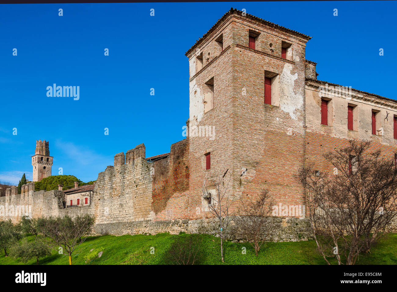 San salvatore schloss -Fotos und -Bildmaterial in hoher Auflösung – Alamy
