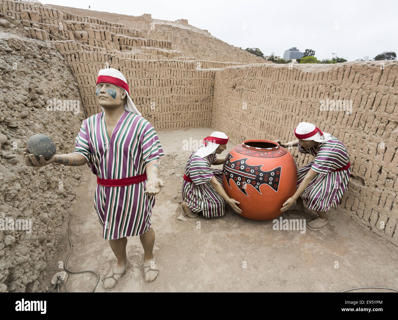 Mannequins der ursprünglichen Wari Lima Kultur Priester im ikonischen ...