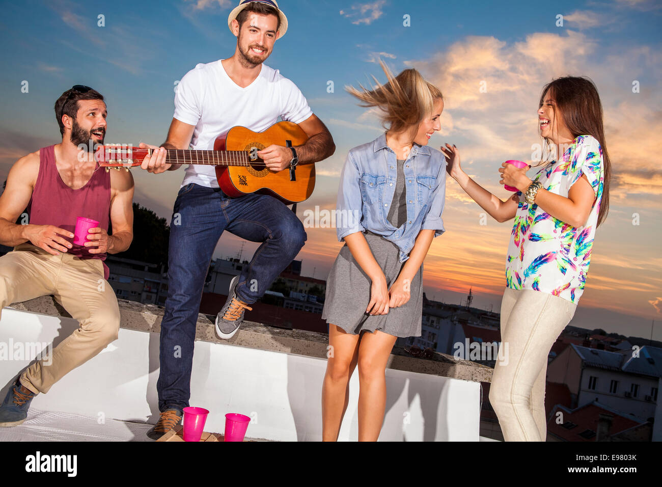 Leute, die spaß haben -Fotos und -Bildmaterial in hoher Auflösung – Alamy