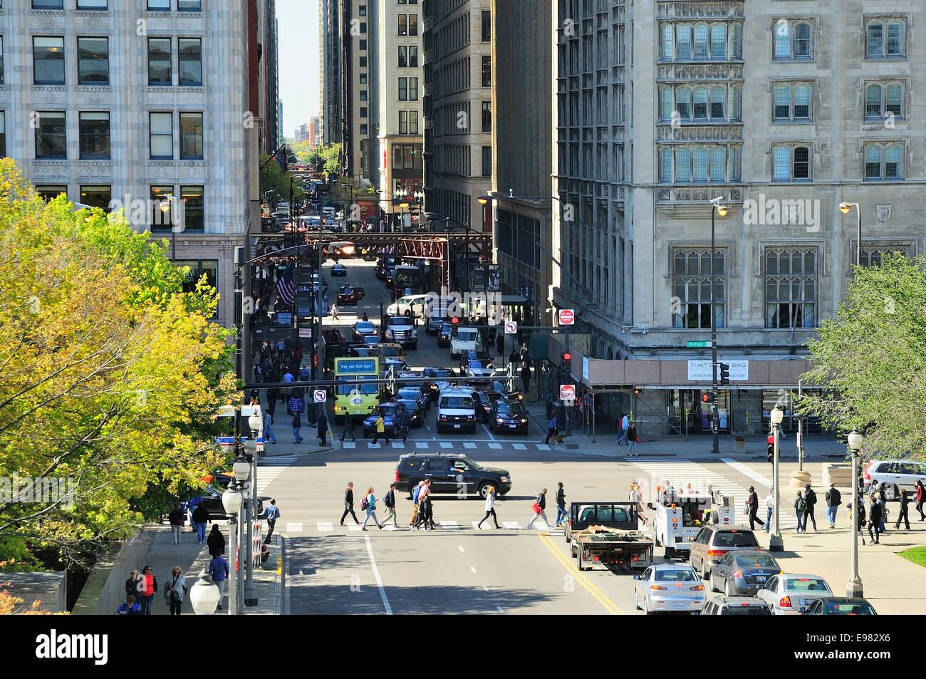 Verkehr monroe street und michigan avenue -Fotos und -Bildmaterial in ...