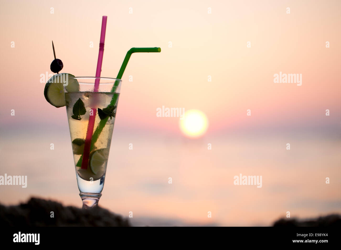Mojito cocktail am Strand bei Sonnenuntergang Stockfotografie - Alamy