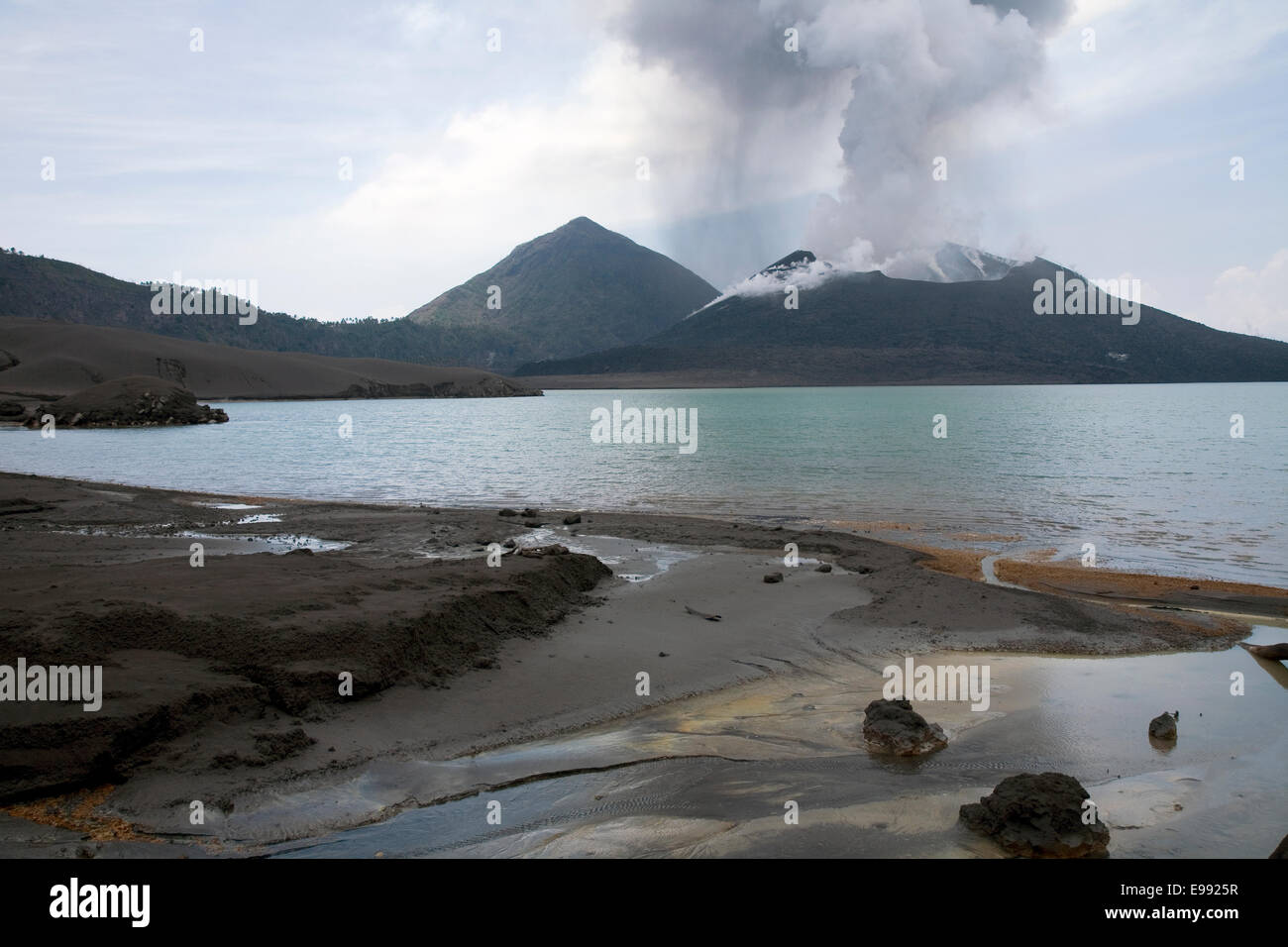 Hot Springs Wärmestrom in Simpson Harbour gegenüber Mt. Tavurvur Vulkan ...