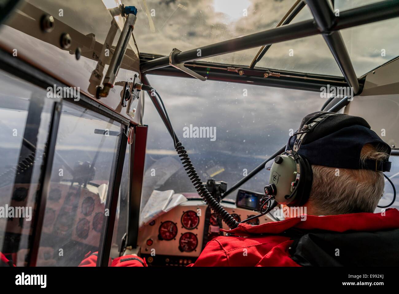 Pilot eine Super Cub-Flugzeug fliegt durch den Holuhraun Riss Euruption ...