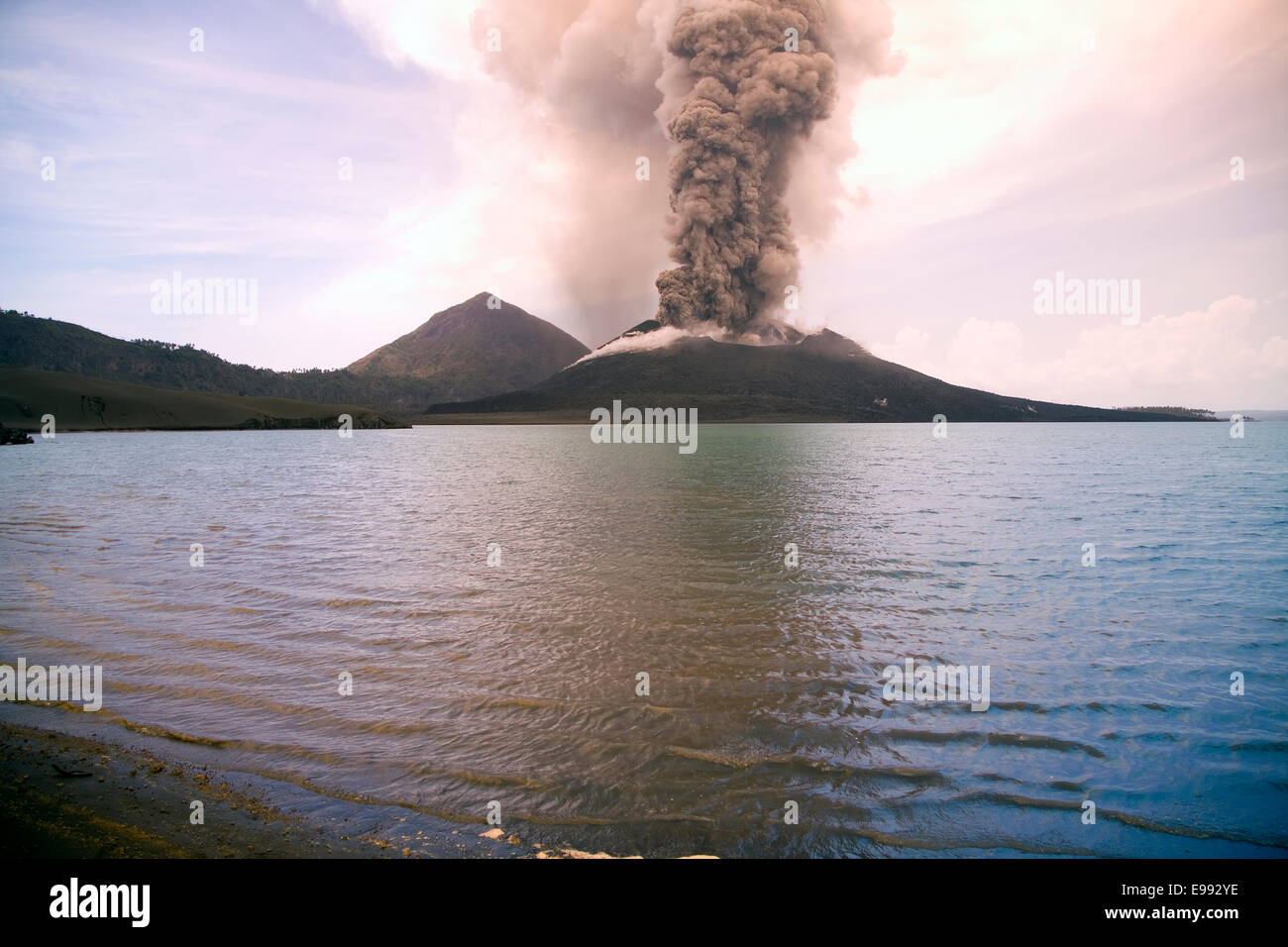 Die hochaktiven Stratovulkan Mount Tavurvur, Rabaul, New Britain Island ...