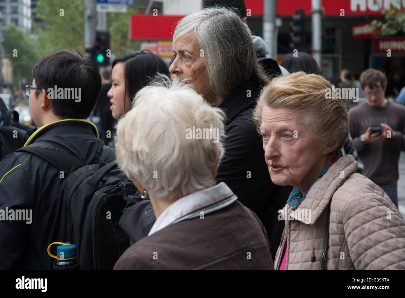 ältere dame damen -Fotos und -Bildmaterial in hoher Auflösung – Alamy
