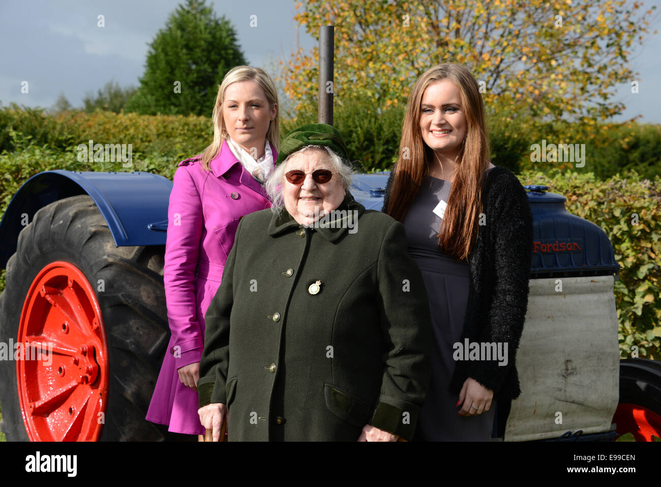 Mary Wright, ehemaliger Land Mädchen mit Enkelin Isobel Wright und ...