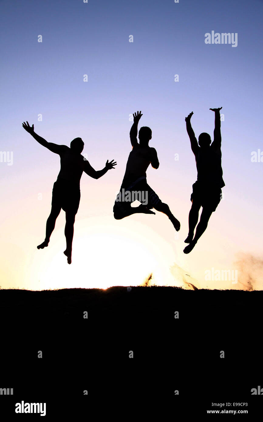 drei Männer hoch springen Stockfotografie - Alamy