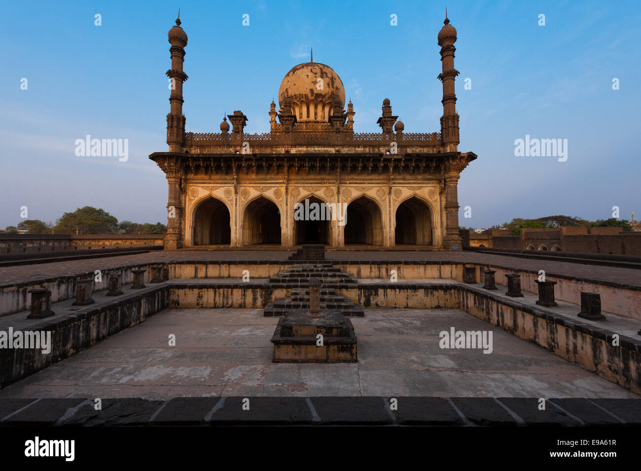 Mausoleum ibrahim rauza grab -Fotos und -Bildmaterial in hoher ...
