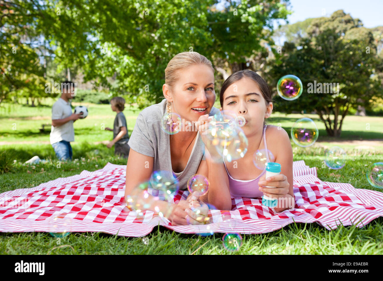 Mutter und Tochter haben Spaß Stockfotografie - Alamy Mutter und Tochter haben Spaß Stockfotografie - Alamy