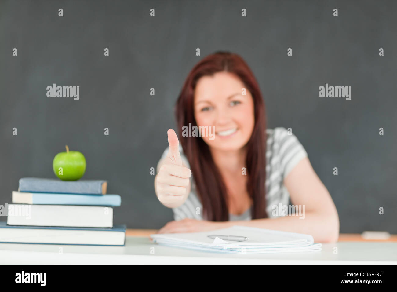 Fröhliche süße Studentin mit dem Daumen oben Stockfotografie - Alamy