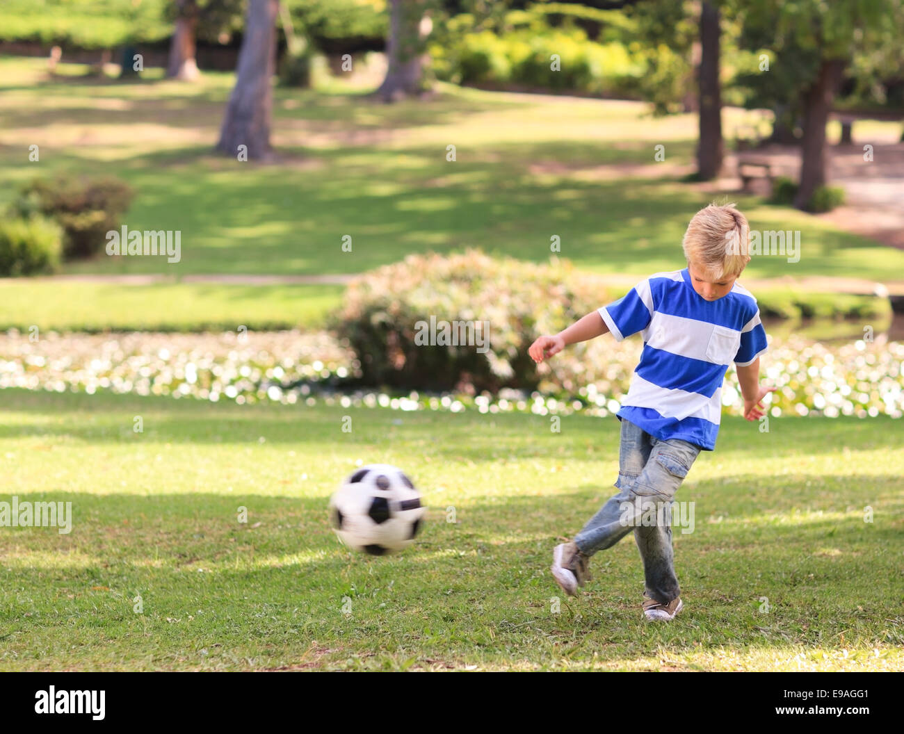 Jungen Fußball Spielen In Den Park Stockfoto Bild 74605889 Alamy