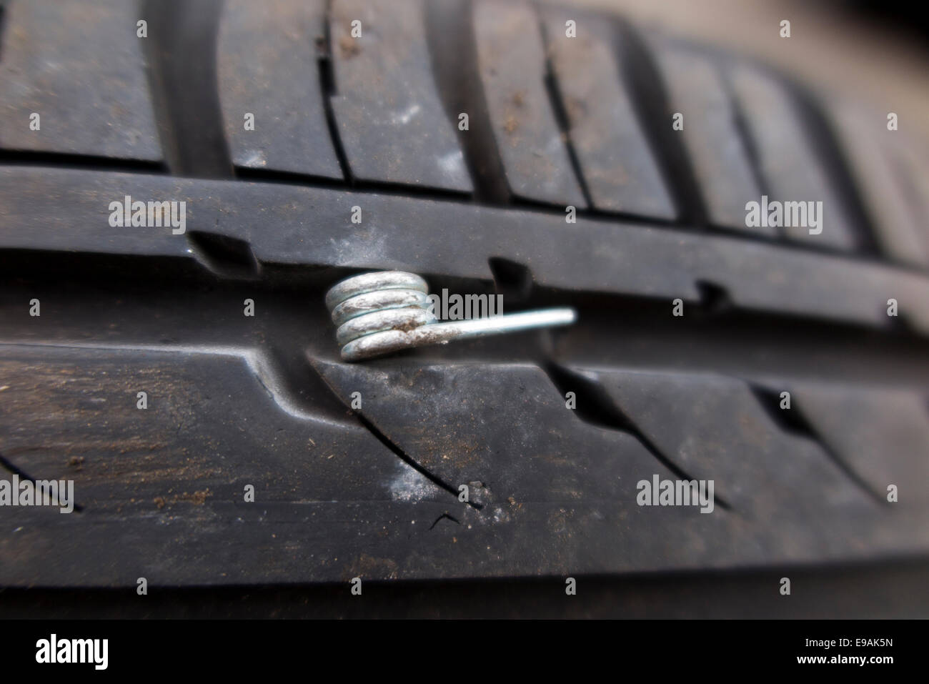 Punktion / punktiert Pkw-Reifen / Reifen mit scharfer Feder (andere als ...