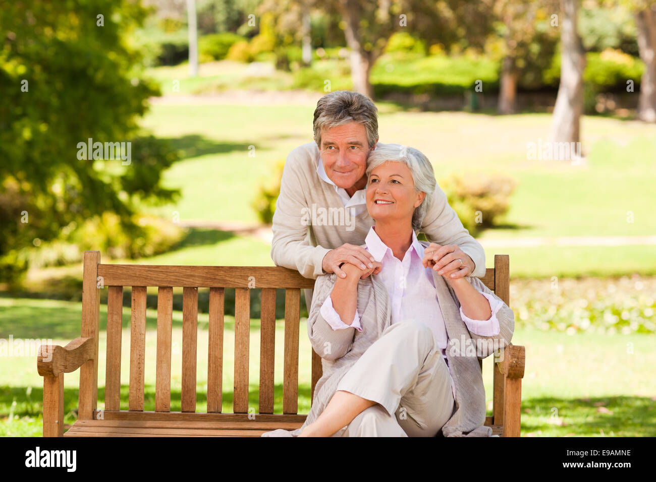 Älteres Ehepaar im park Stockfotografie - Alamy