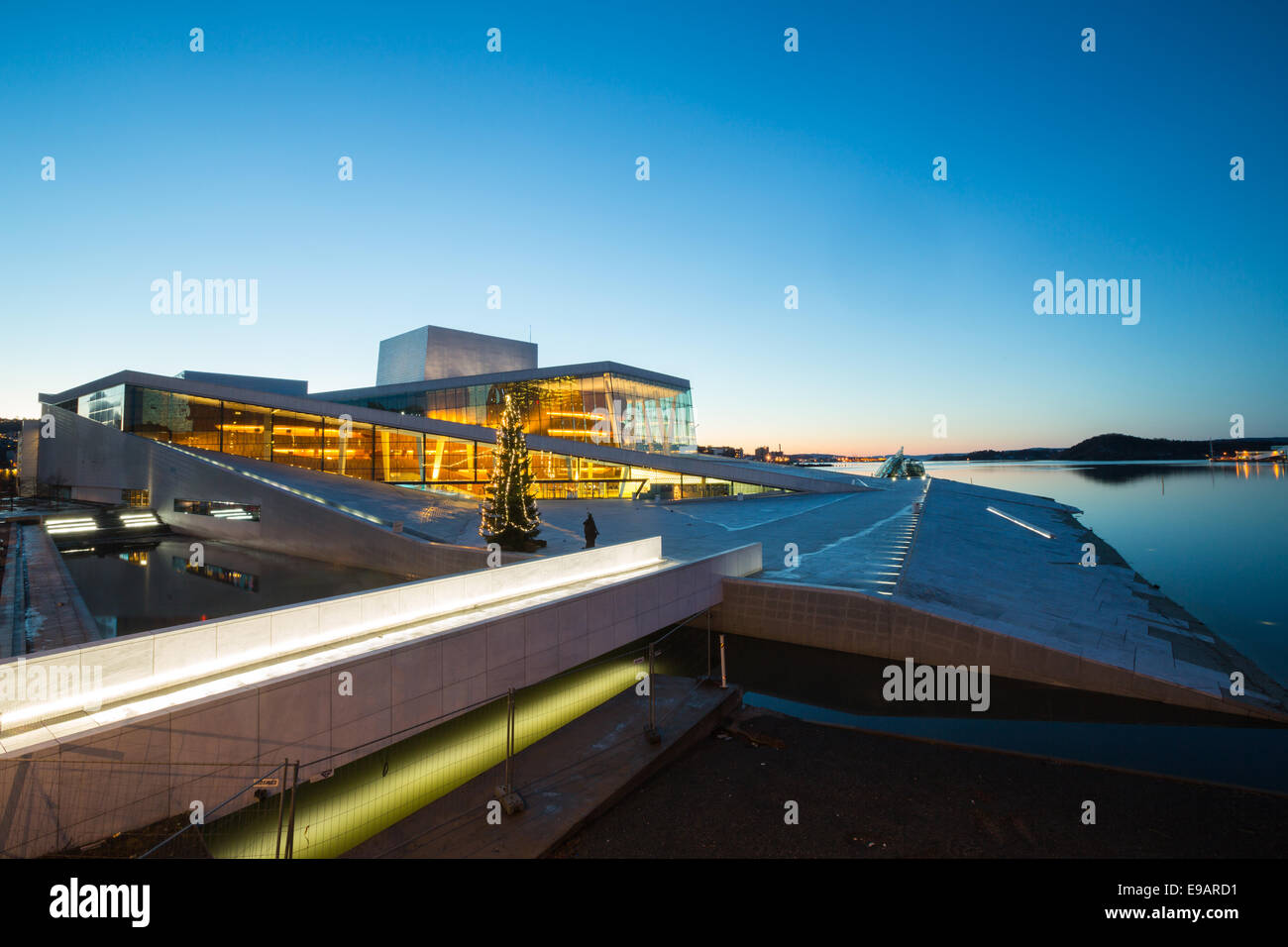 Oslo opera house snow -Fotos und -Bildmaterial in hoher Auflösung – Alamy