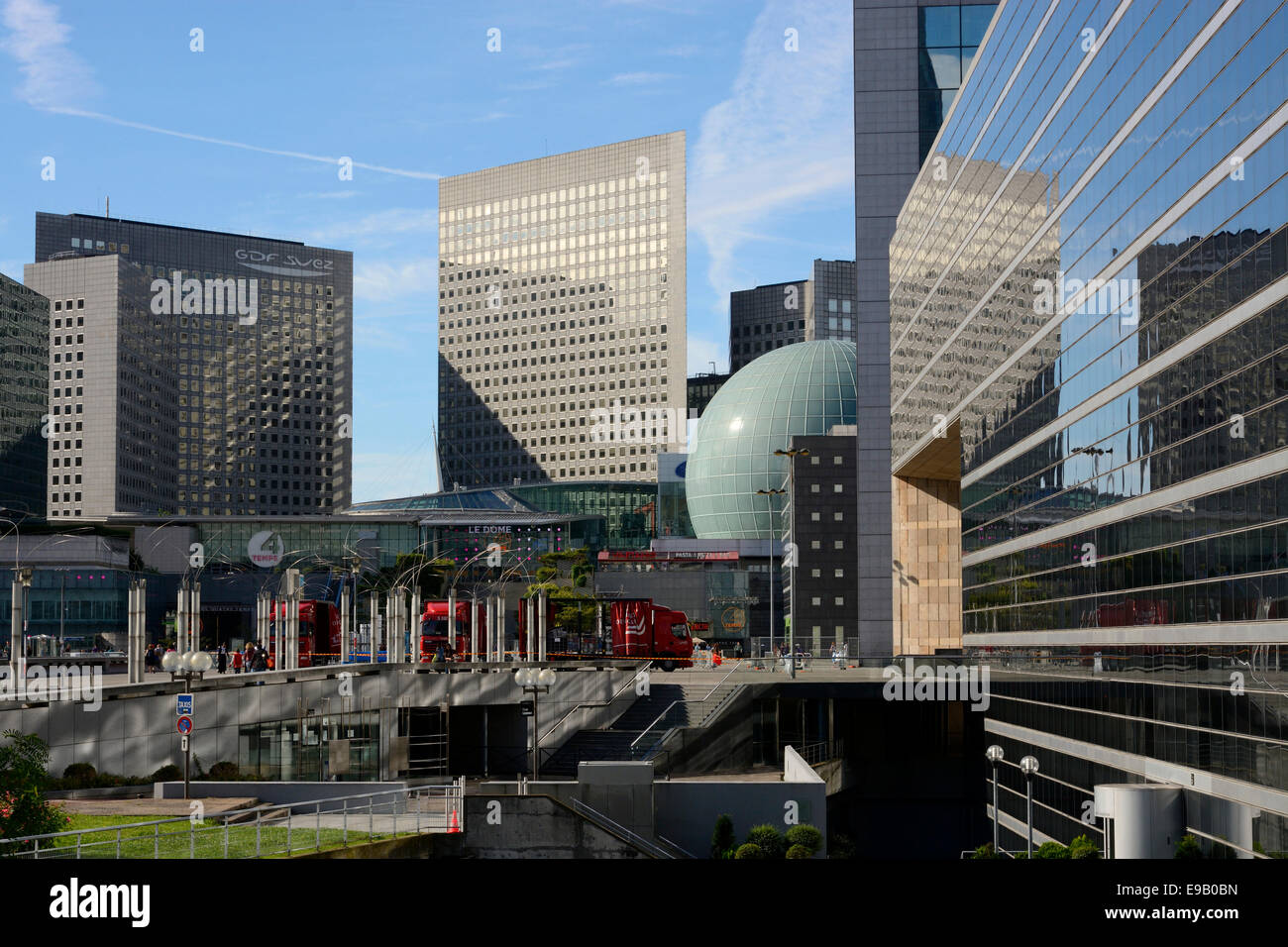 La defense moderne architektur -Fotos und -Bildmaterial in hoher ...