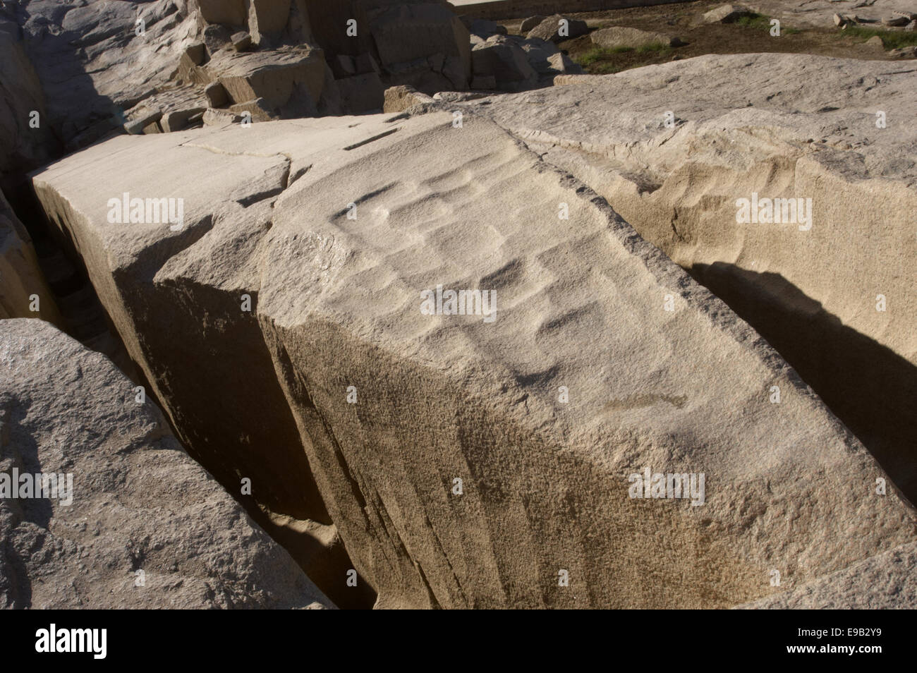 Ägypten. Assuan. Der unvollendete Obelisk in einem Granitsteinbruch ...