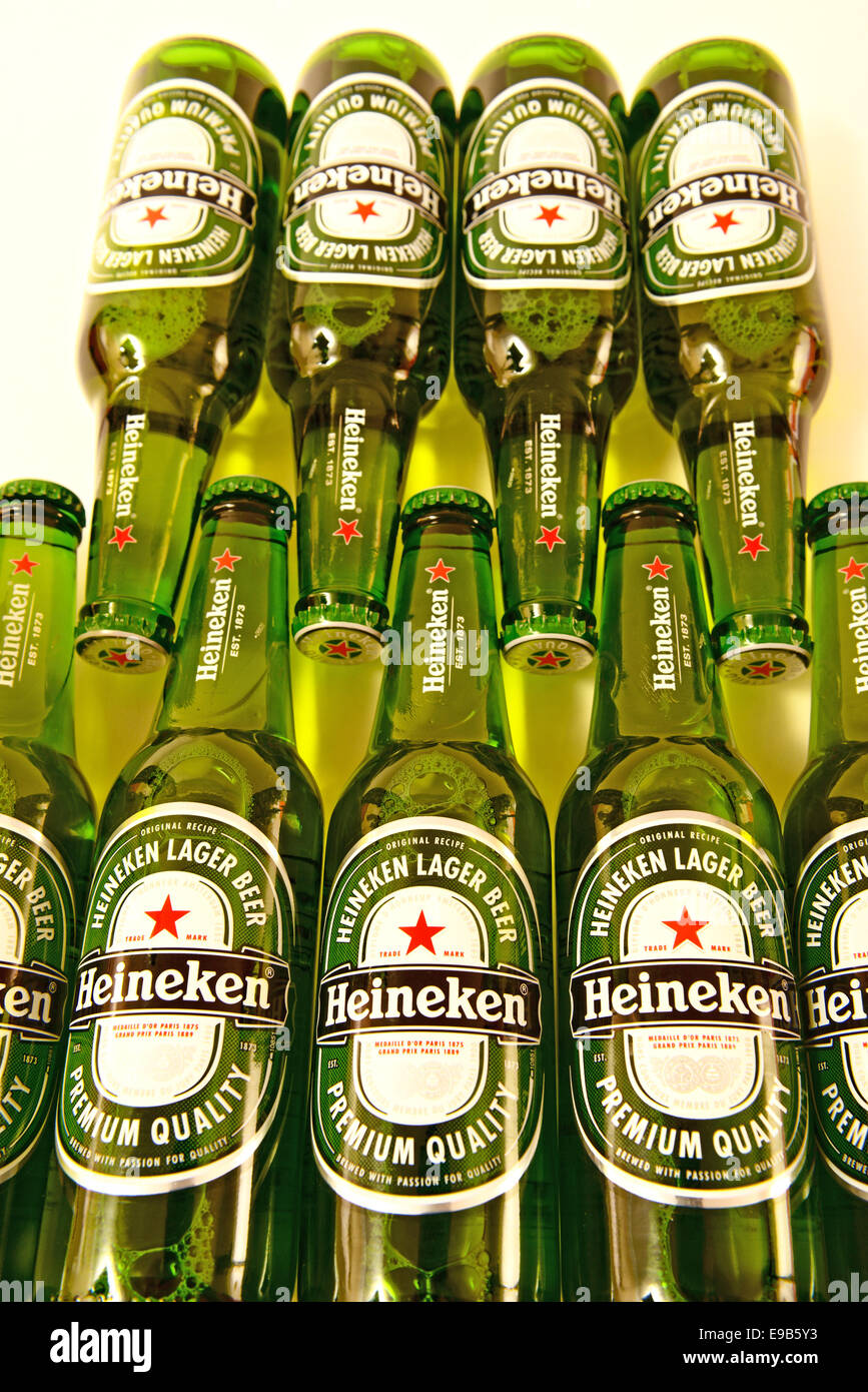 Reihen von Heineken Flaschen Stockfotografie - Alamy