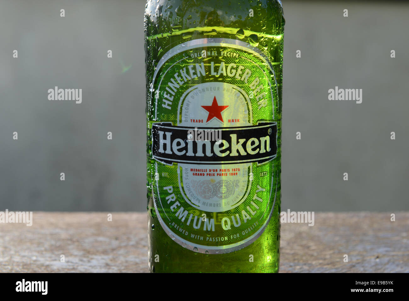 Heineken flasche -Fotos und -Bildmaterial in hoher Auflösung – Alamy