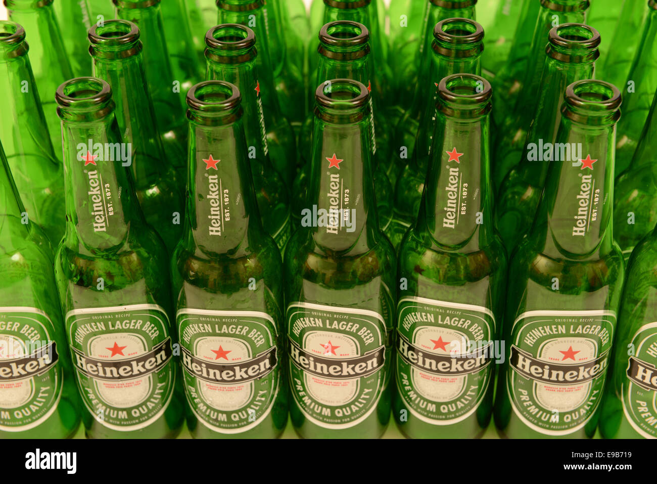 Alkoholflaschen flaschen leer -Fotos und -Bildmaterial in hoher Auflösung – Alamy