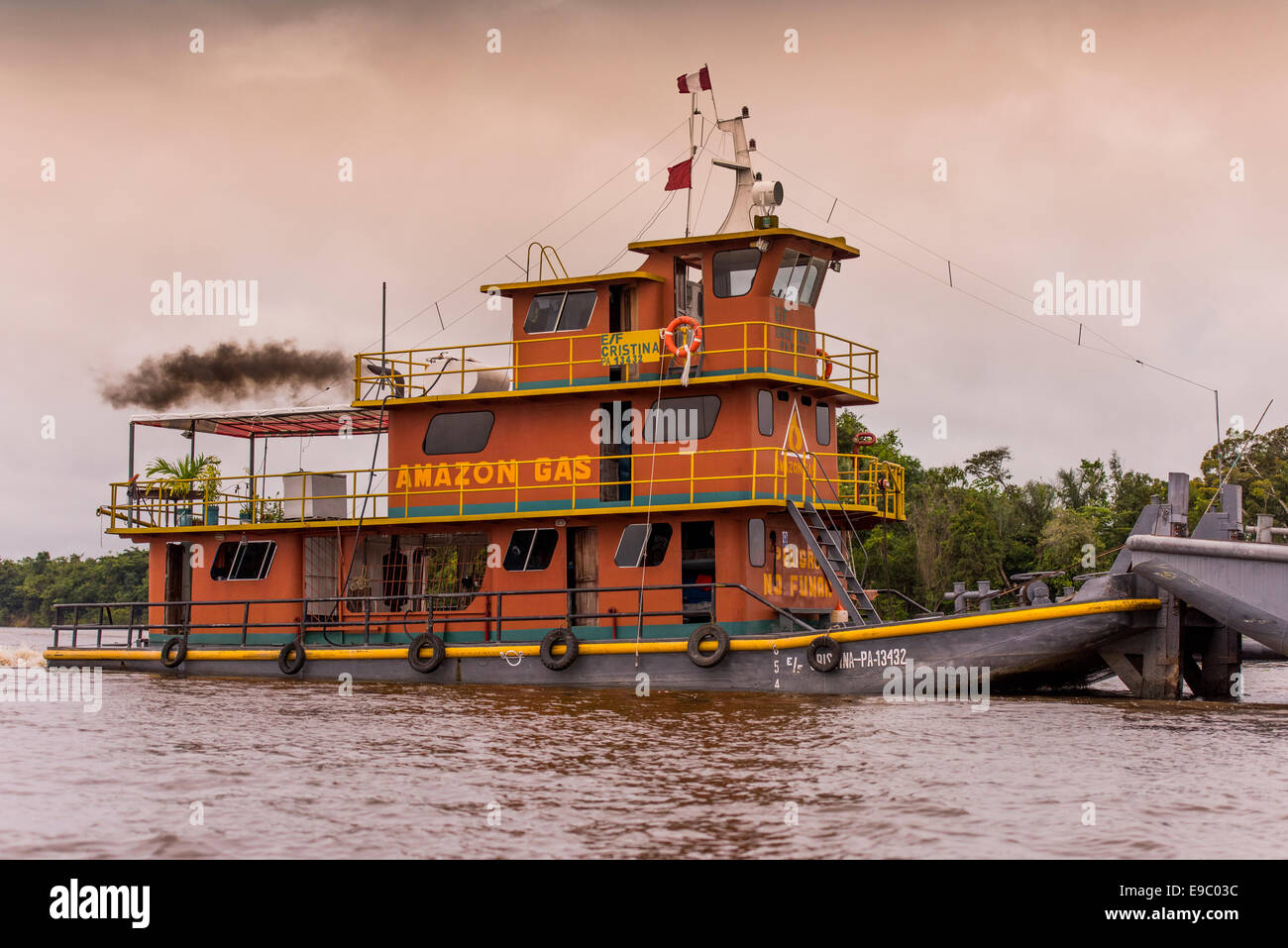 Amazon Gas Schlepper Boot treibt einen Gastanker auf dem Rio Nanay, wo ...