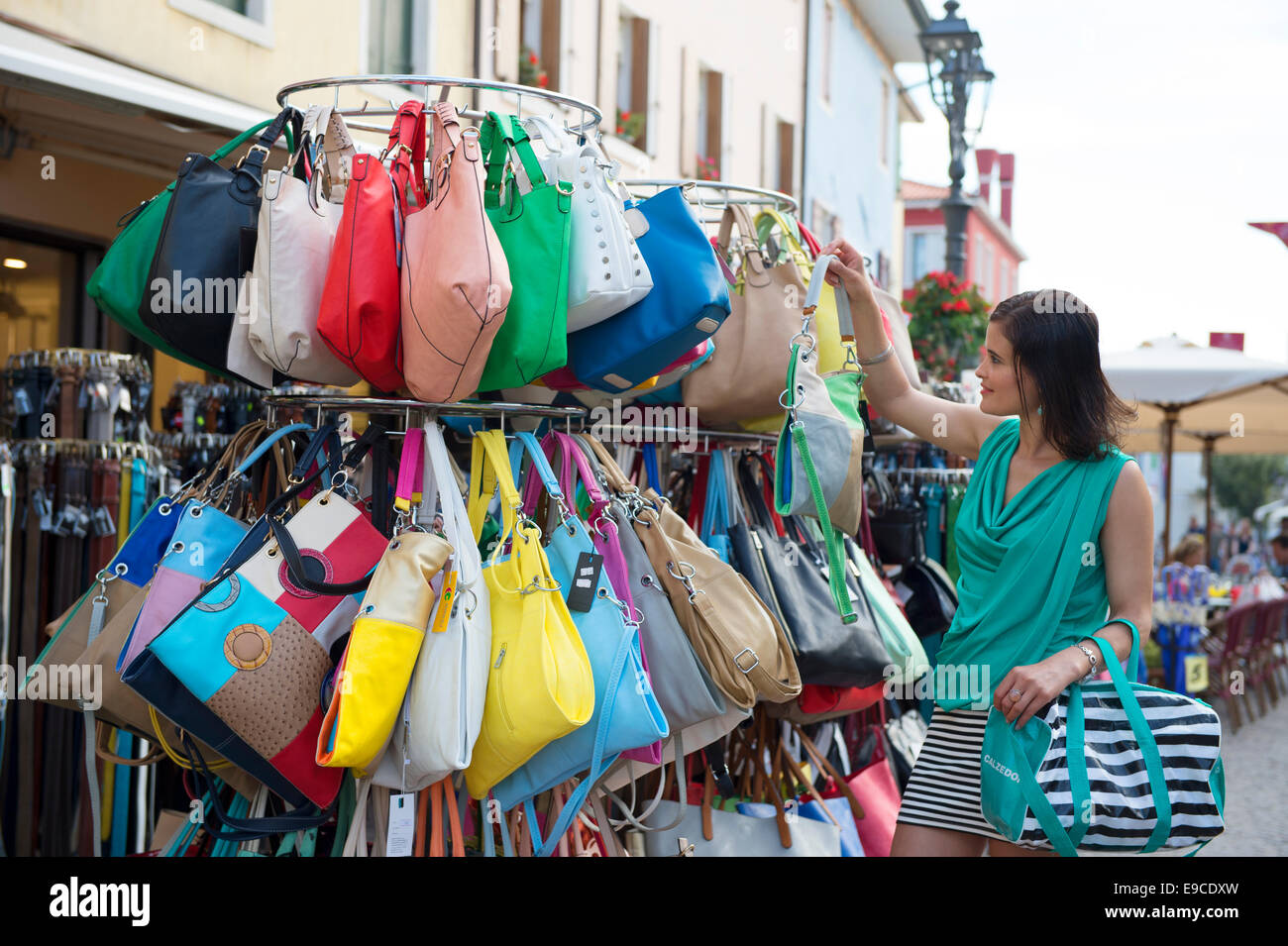 Shopping caorle adriatic sea italy -Fotos und -Bildmaterial in hoher Auflösung – Alamy