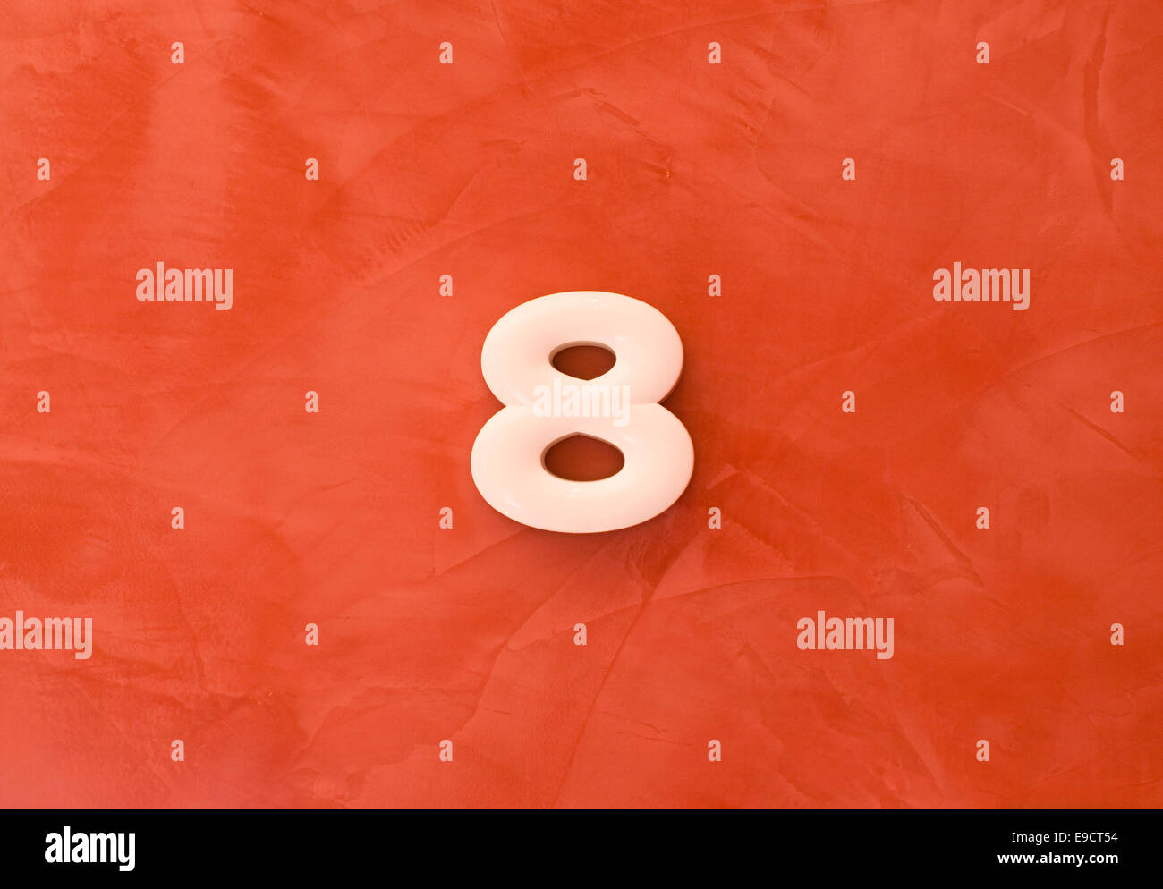 Nummer acht 8 auf rotem Marmor Stockfotografie - Alamy