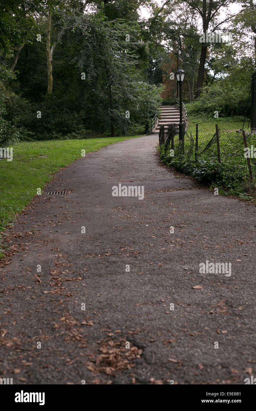 Gehweg zentral -Fotos und -Bildmaterial in hoher Auflösung – Alamy