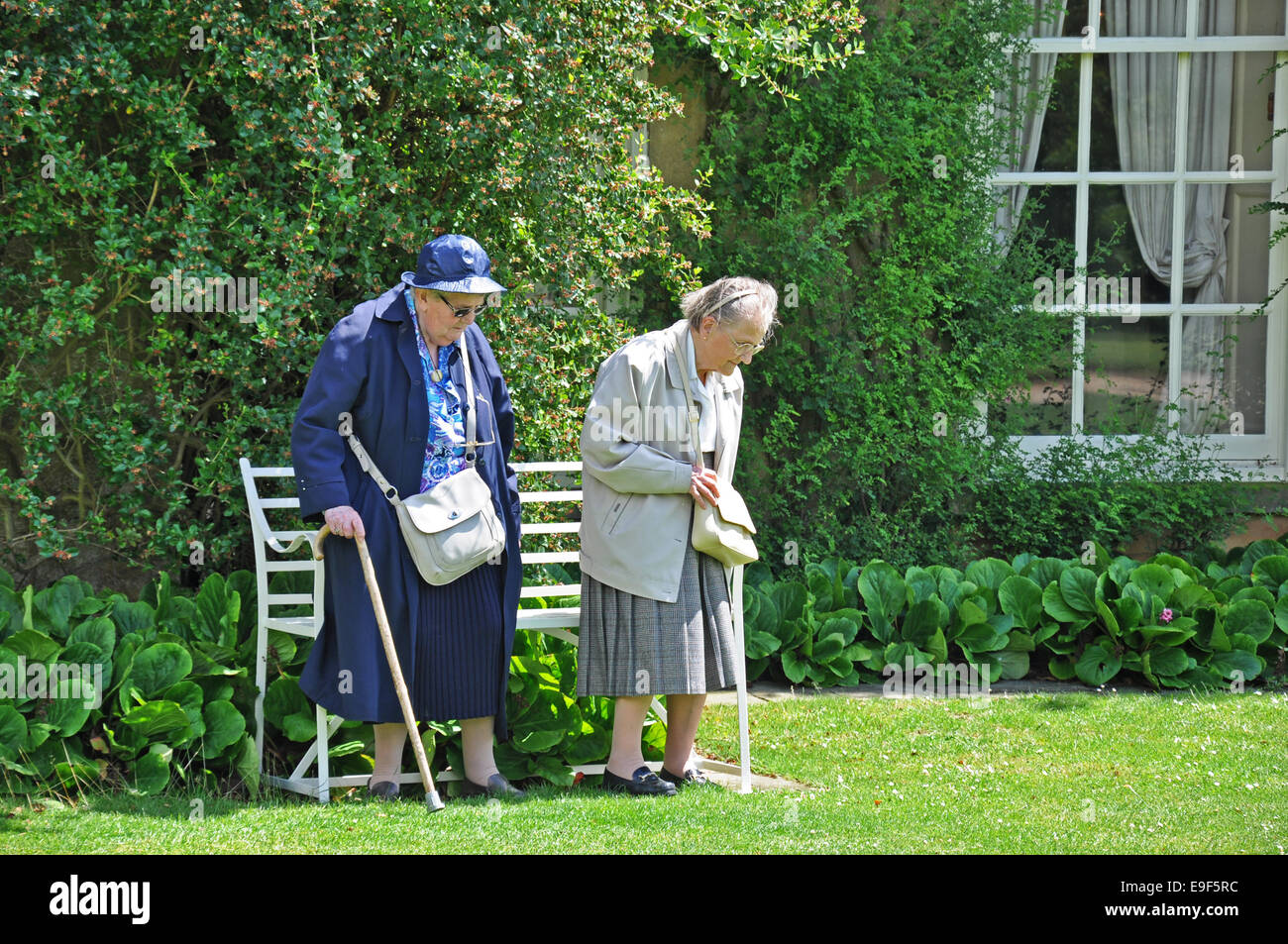 Zwei Alte Damen Stockfotos und -bilder Kaufen - Alamy