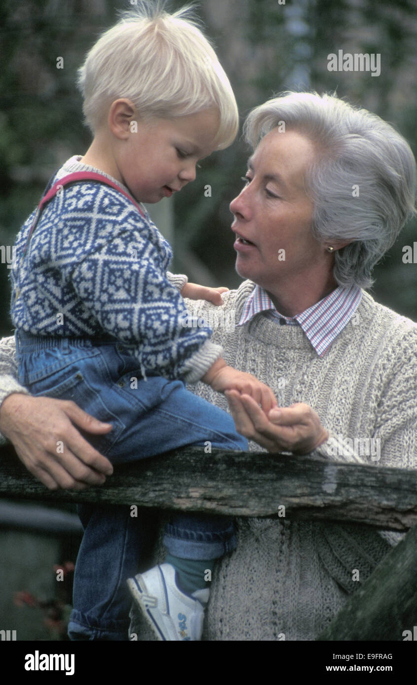 Enkel oma -Fotos und -Bildmaterial in hoher Auflösung – Alamy
