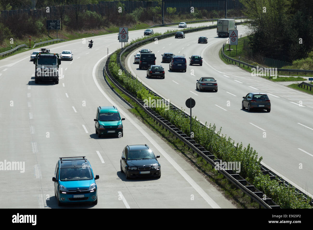Three lane highway -Fotos und -Bildmaterial in hoher Auflösung – Alamy