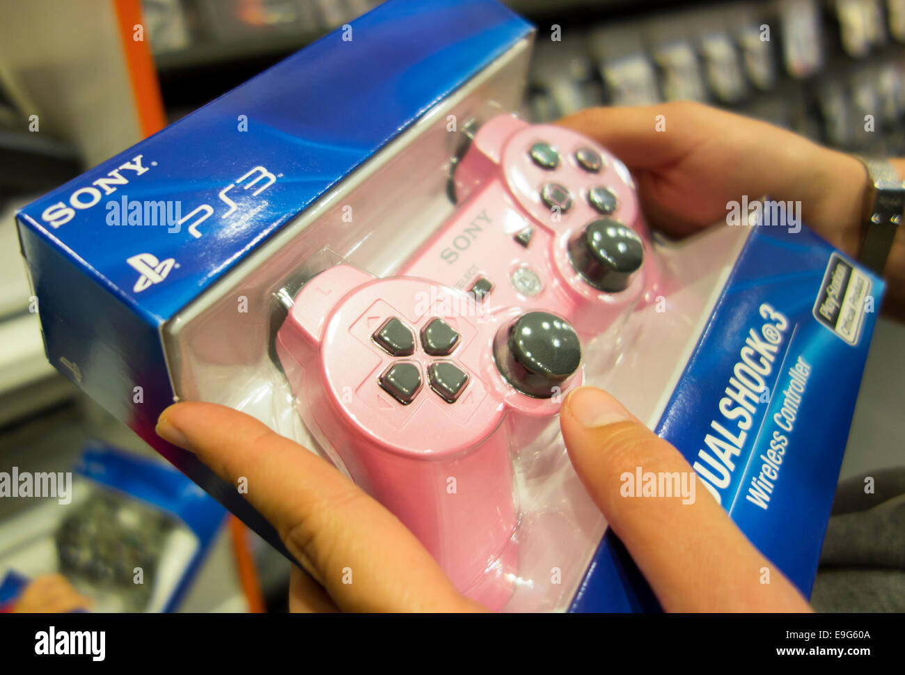 Paphos, Zypern - 13. Dezember 2013 rosa Sony Dualshock® 3 wireless ...