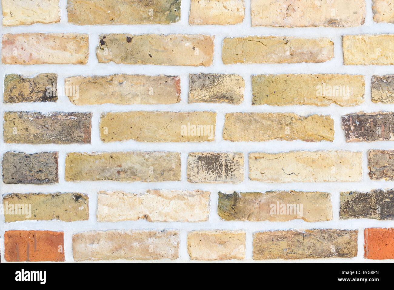 Ziegelmauer mit gelben und roten Steinen Stockfotografie - Alamy
