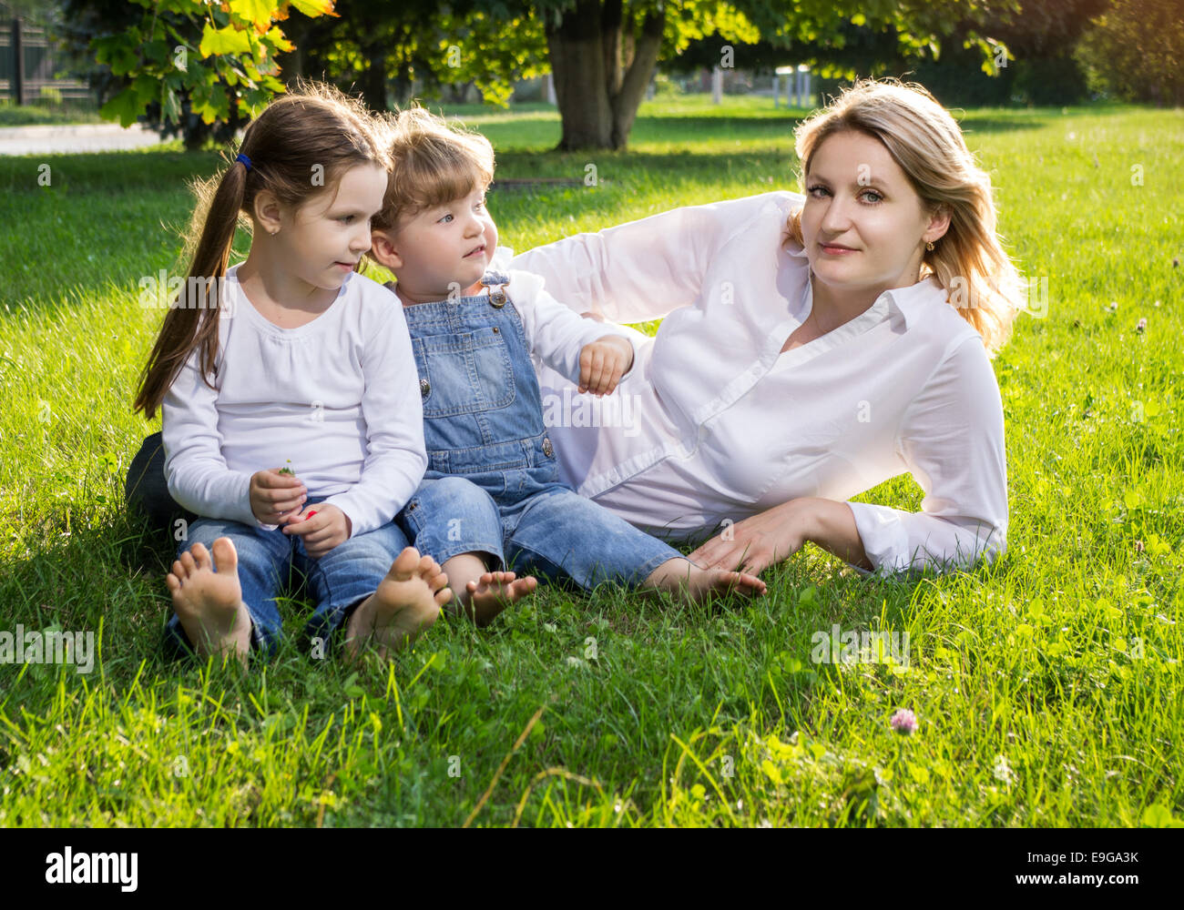 Mit seinen zwei töchtern -Fotos und -Bildmaterial in hoher Auflösung ...
