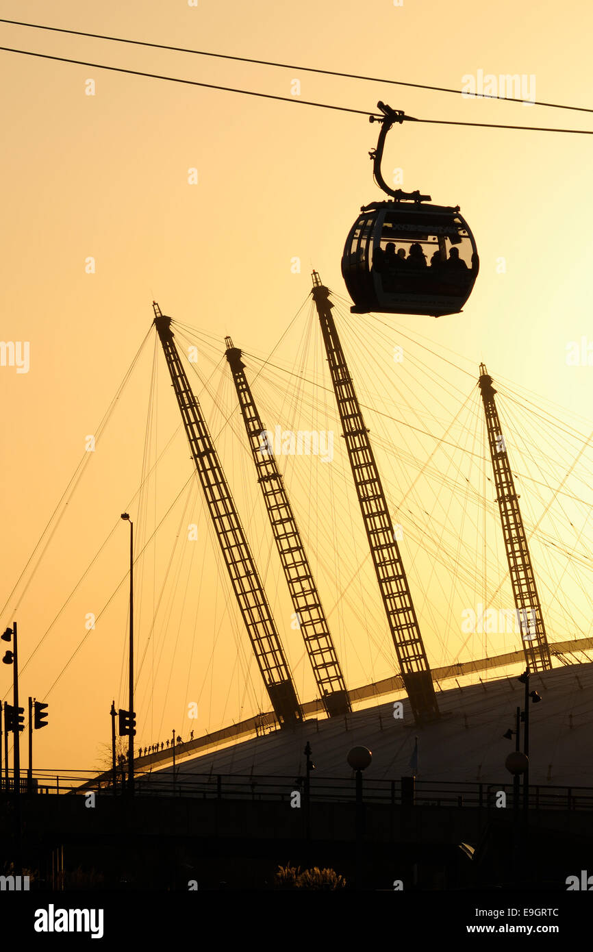 London Docklands mit Emirates-Seilbahn und O2-Arena in der Silhouette ...