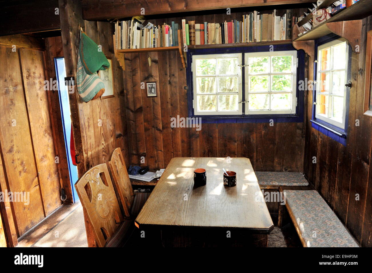 Wohnzimmer in der Hütte des deutschen Philosophen Martin Heidegger in ...