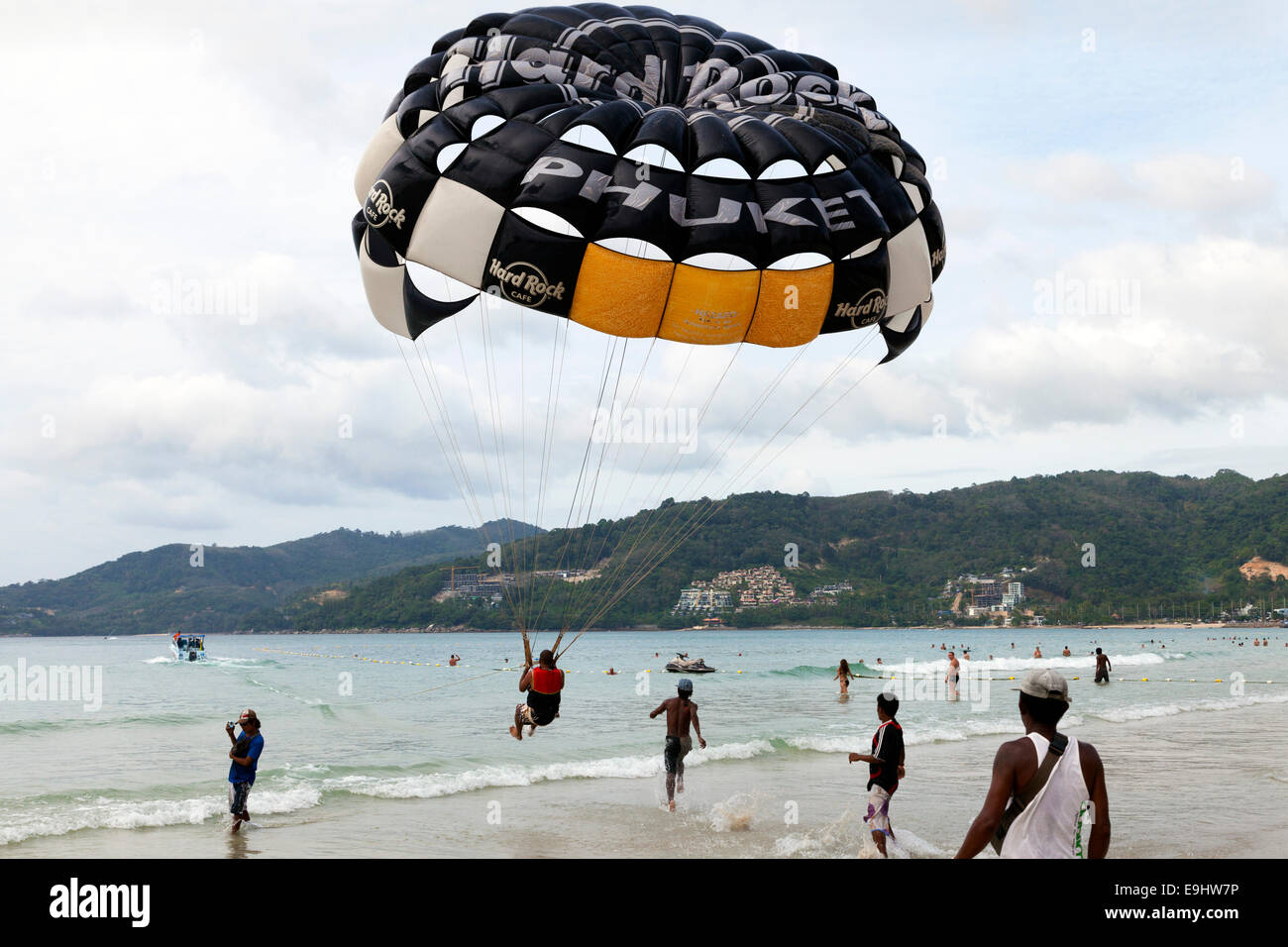 Gleitschirmfliegen vom boot -Fotos und -Bildmaterial in hoher Auflösung ...
