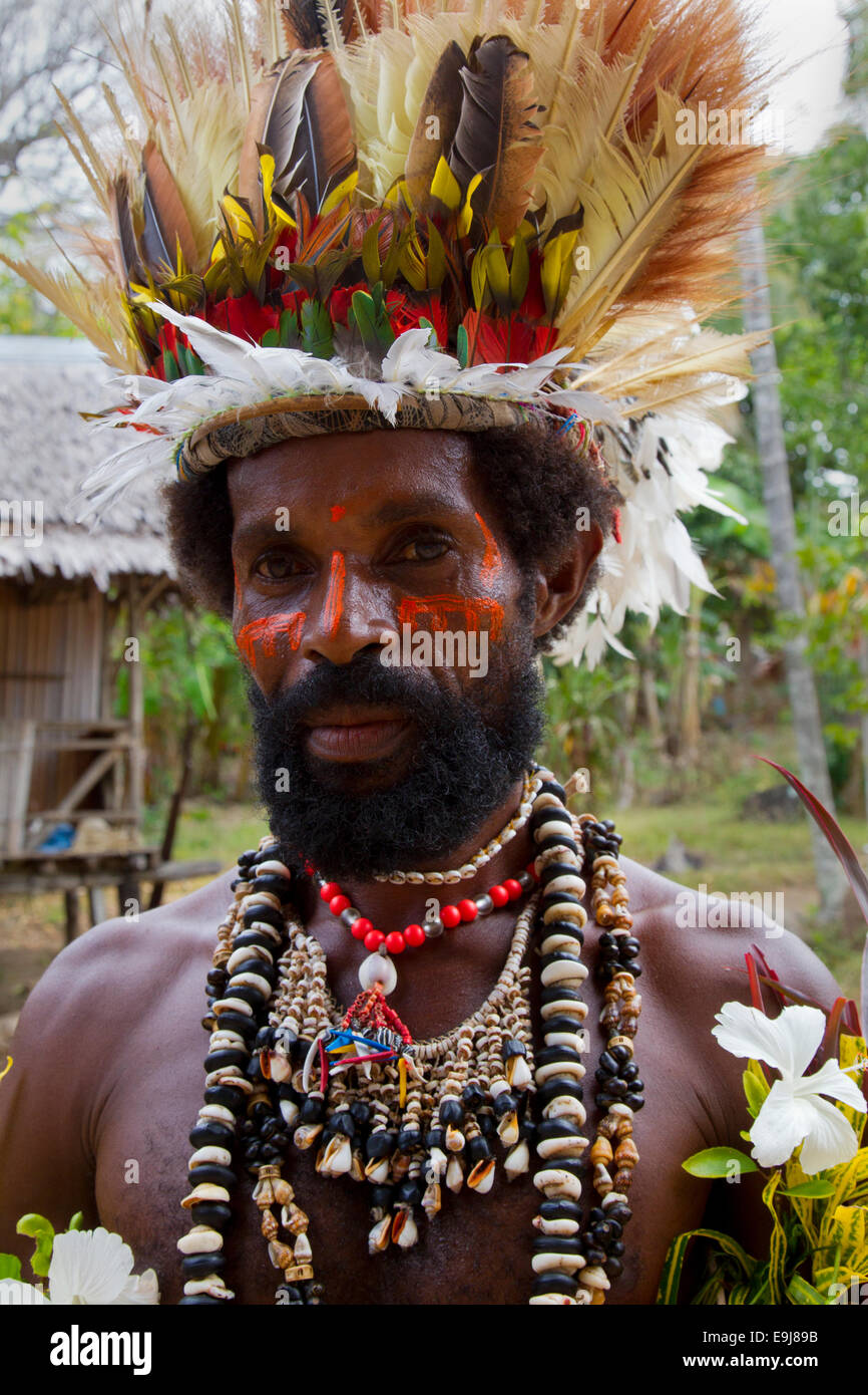Mann von Tufi, Papua Neuguinea, mit einem Kopfschmuck der Paradiesvogel ...