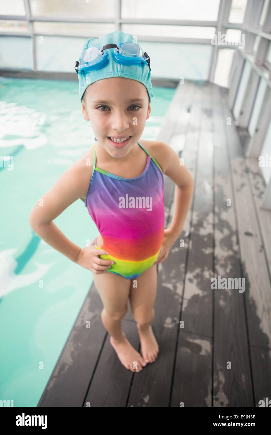 Niedliche Kleine Mädchen Stehen Am Pool Stockfotografie Alamy